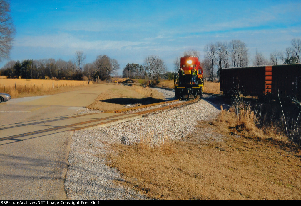 KCS 2811 BACKING DOWN NORBORD LEAD